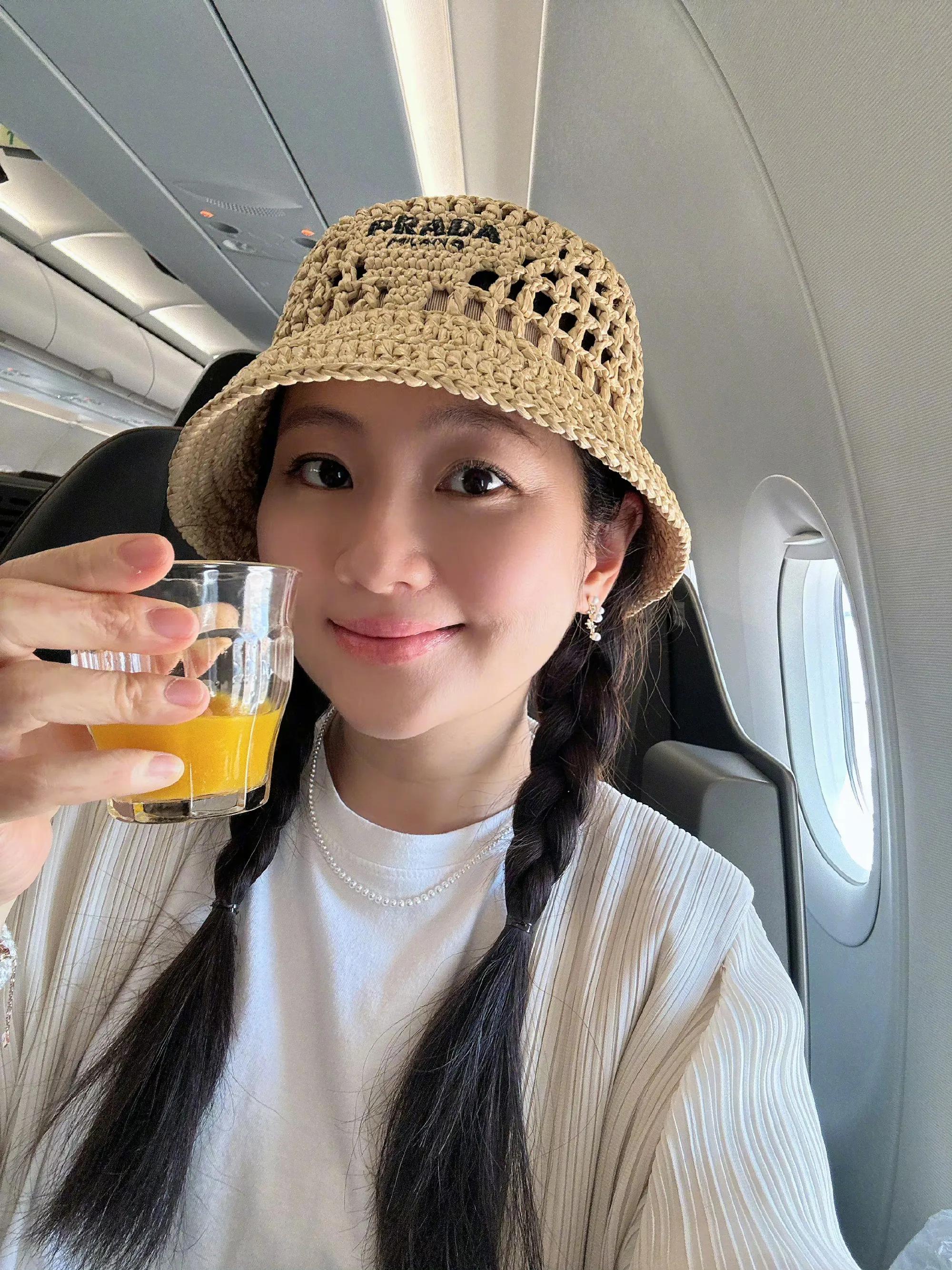 Selina is 8 months pregnant; Li Weijia officially announces a new variety show; Yang Zi is at ...