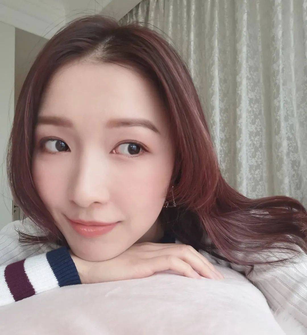 56-year-old Li Zekai rarely attends an event, and the pure gold pendant on his chest is eye ...