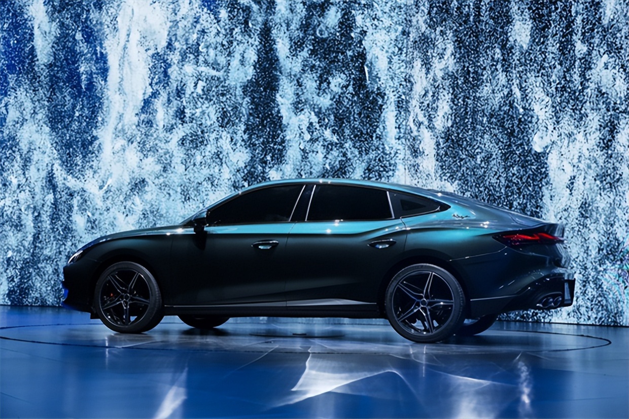 Young, upward, the world premiere of MG7, the first model of the black ...