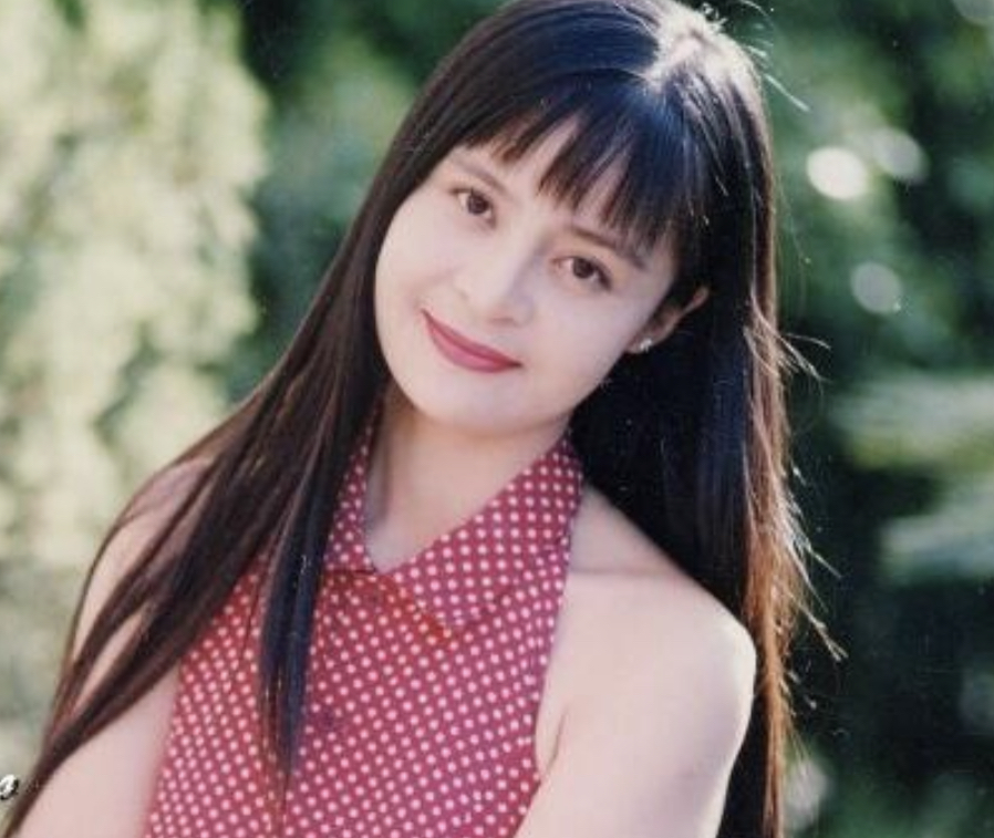 54-year-old singer Gao Shengmei sells goods with Internet celebrities ...