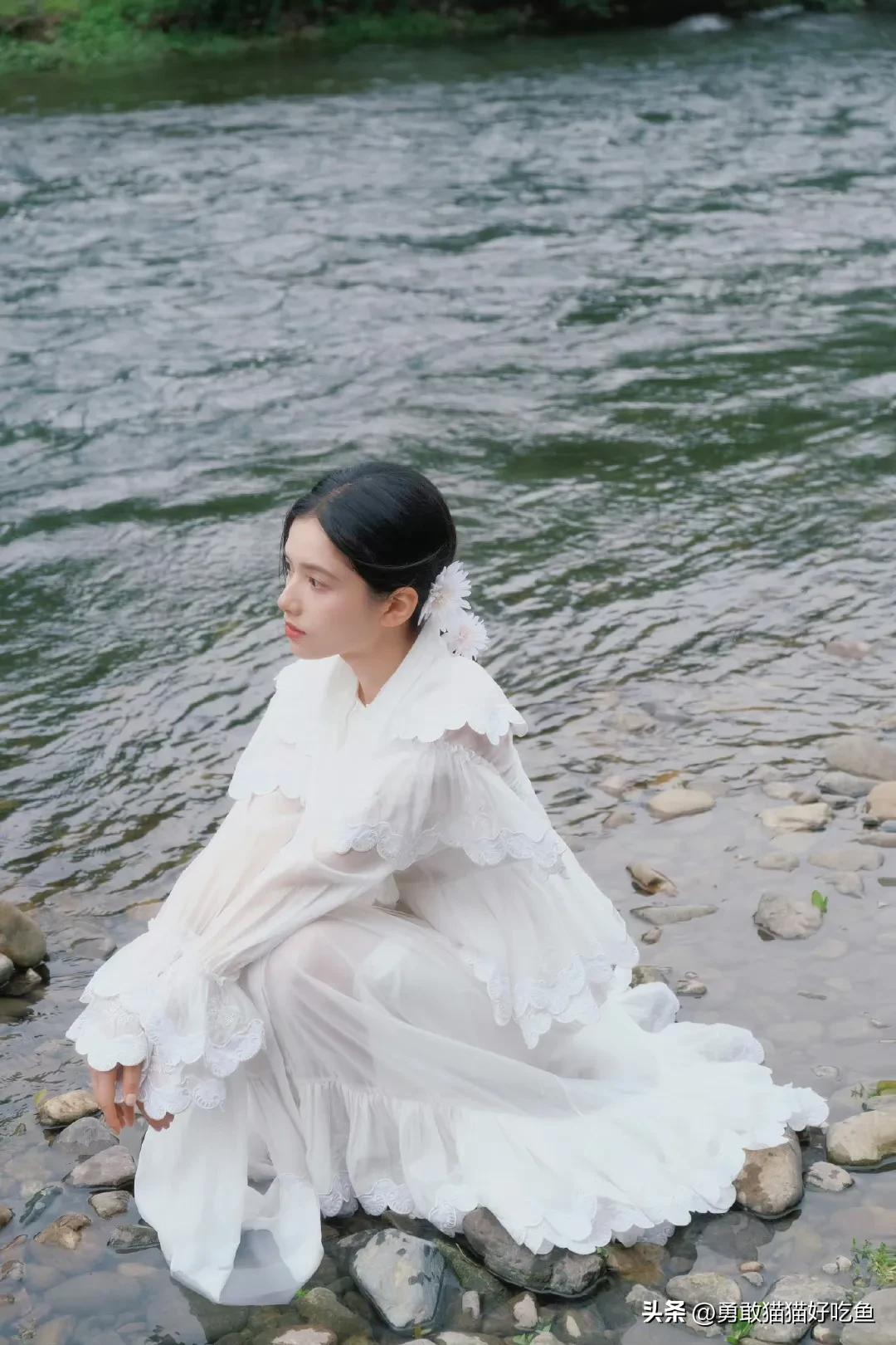 Guan Xiaotong Zhang Jingyi Zhao Lusi - iNEWS