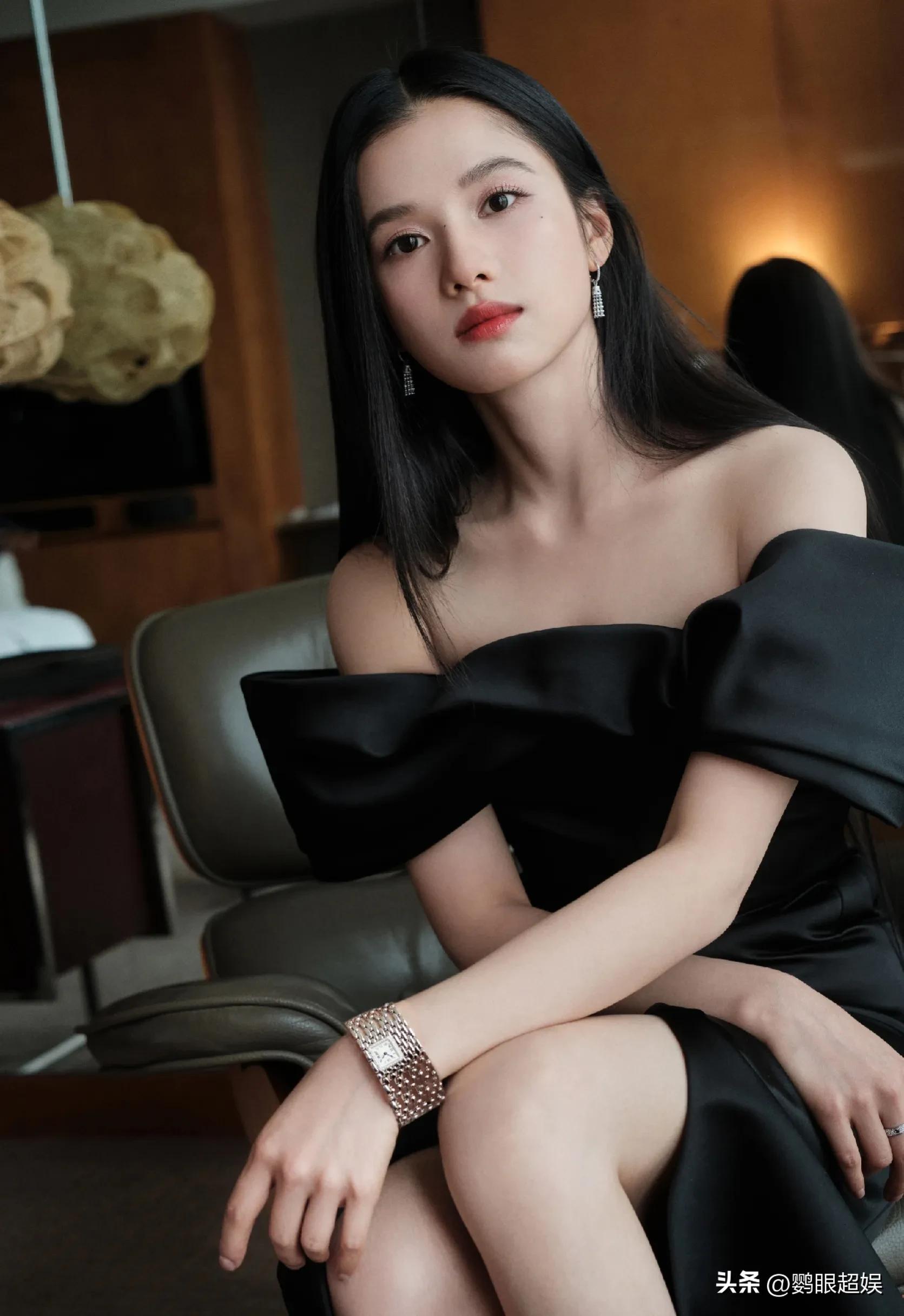 Zhang Jingyi black and white with tube top dress - iNEWS