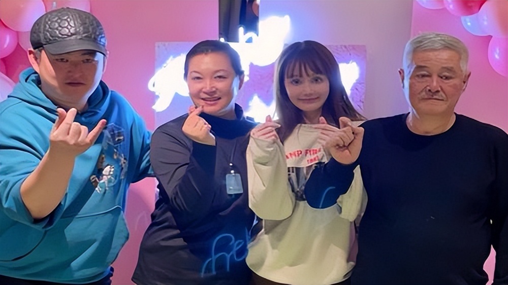 The woman behind Zhao Benshan finally showed up, fifty-five-year-old Ma ...