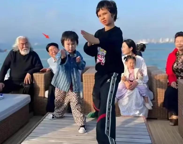 71-year-old Zhang Jizhong took Du Xinglin's family on a trip, his ...