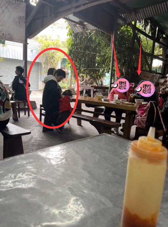 62-year-old Liang Anqi shared a table with others to eat. The ...