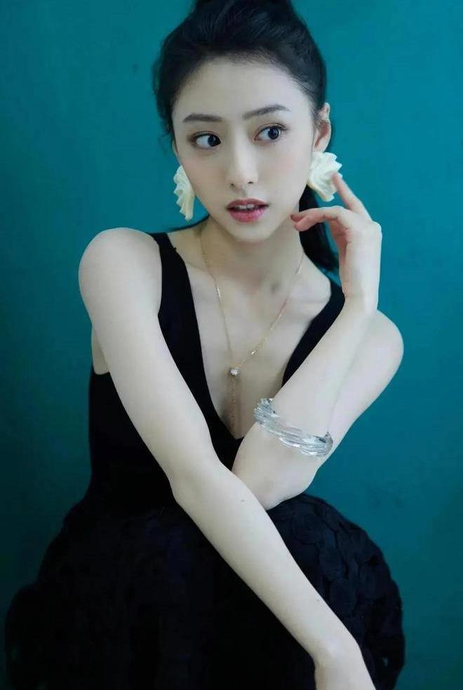 Hu Lianxin's passionate kiss with a man was revealed? She is fair ...