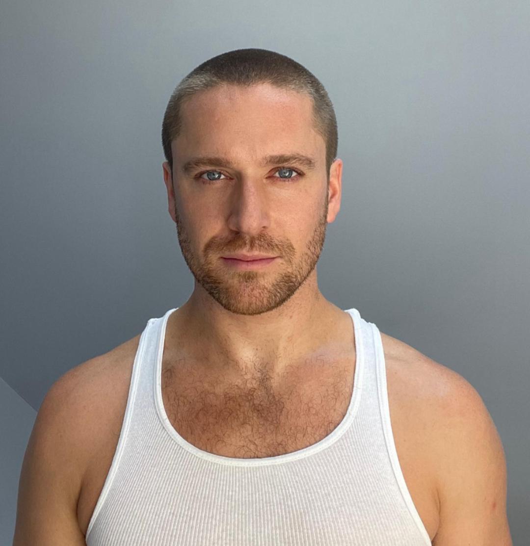 Australian male model Rogers is a fan of spicy chicken, does this count ...