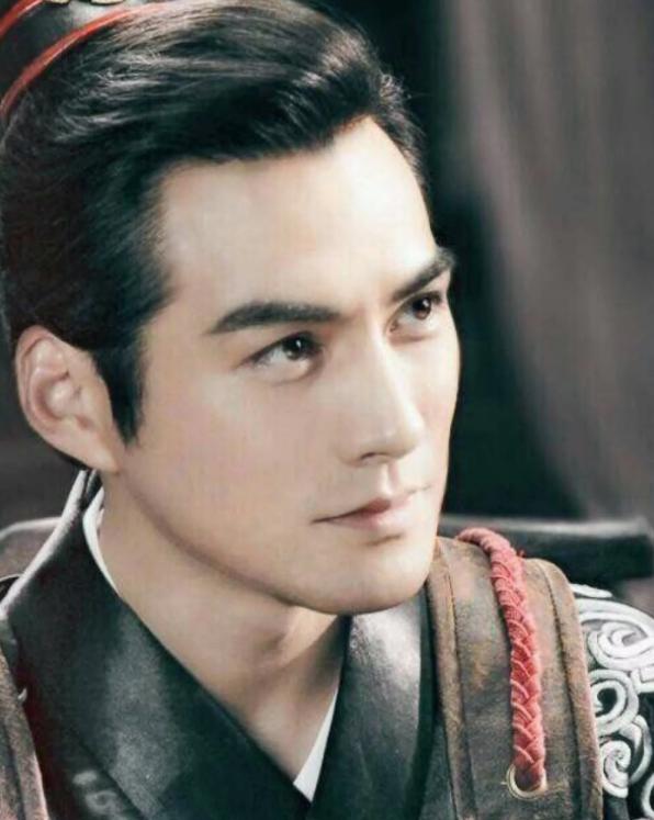 Yan Yikuan was in his sophomore year. Because of his good looks, he was ...