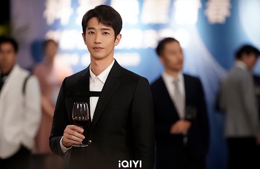 "Dazzling You" staged a sweet sibling love!Kissing Liu Yihao shyly: For the first time in my ...