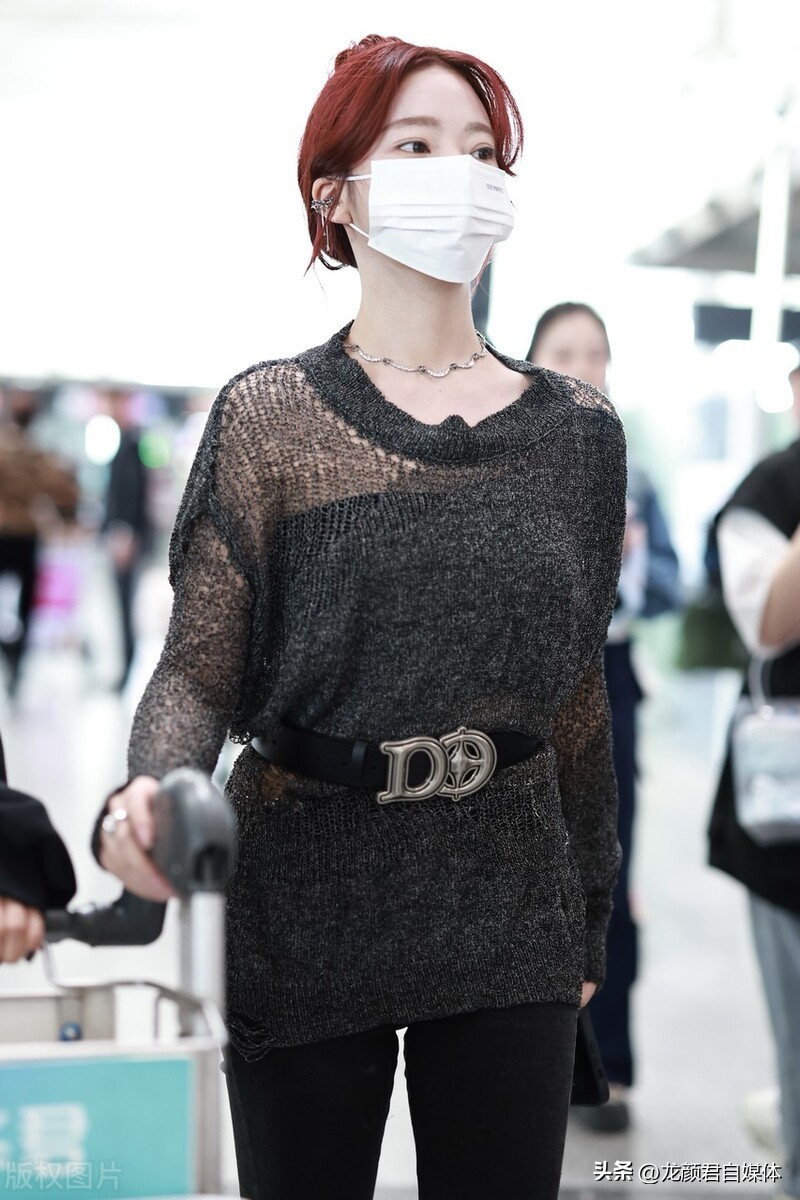 Zhang Zining appeared in Beijing Capital Airport with red hair - iNEWS