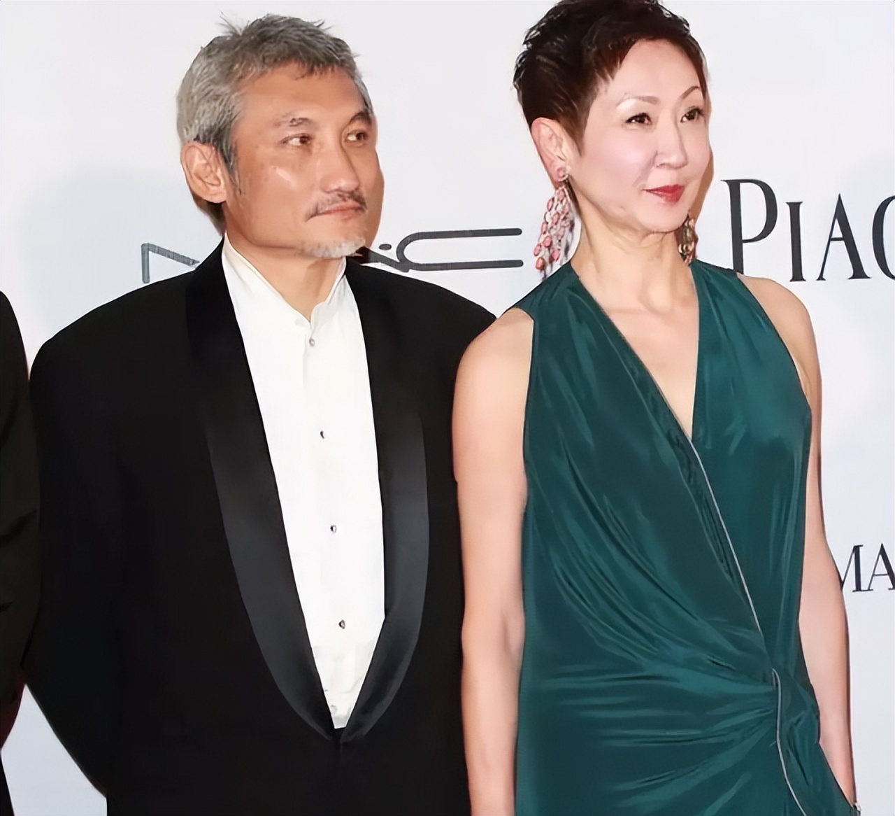 73-year-old Xu Kexi is a father, and he is walking with his 30-year-old ...