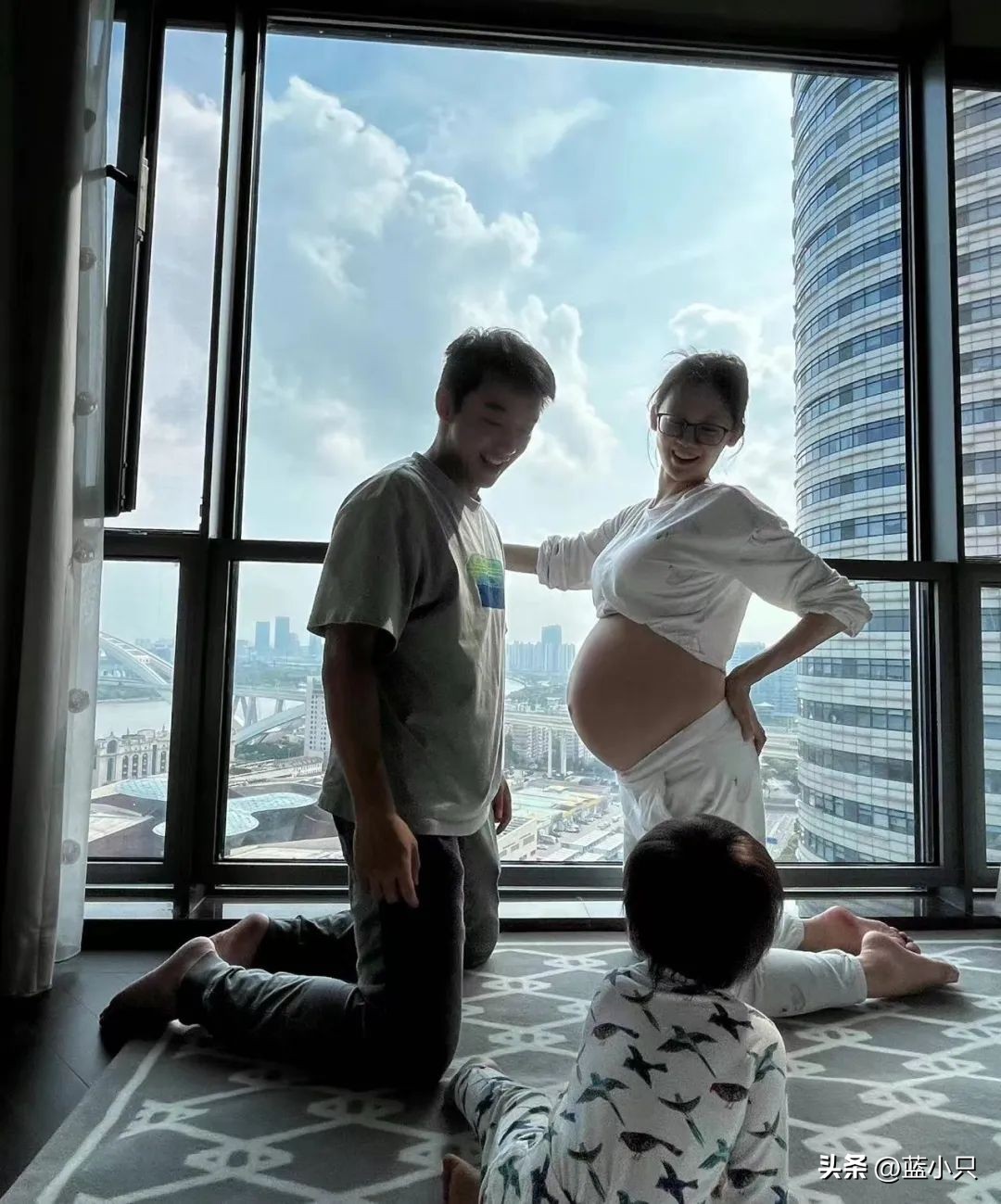 Zheng Kai and Miao Miao joined the variety show together - iNEWS