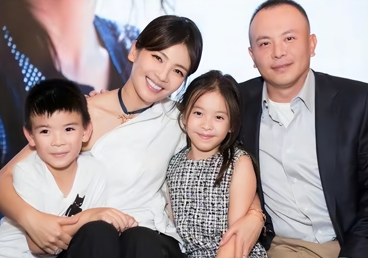 Liu Tao posts family photos! The 14-year-old daughter is as beautiful ...