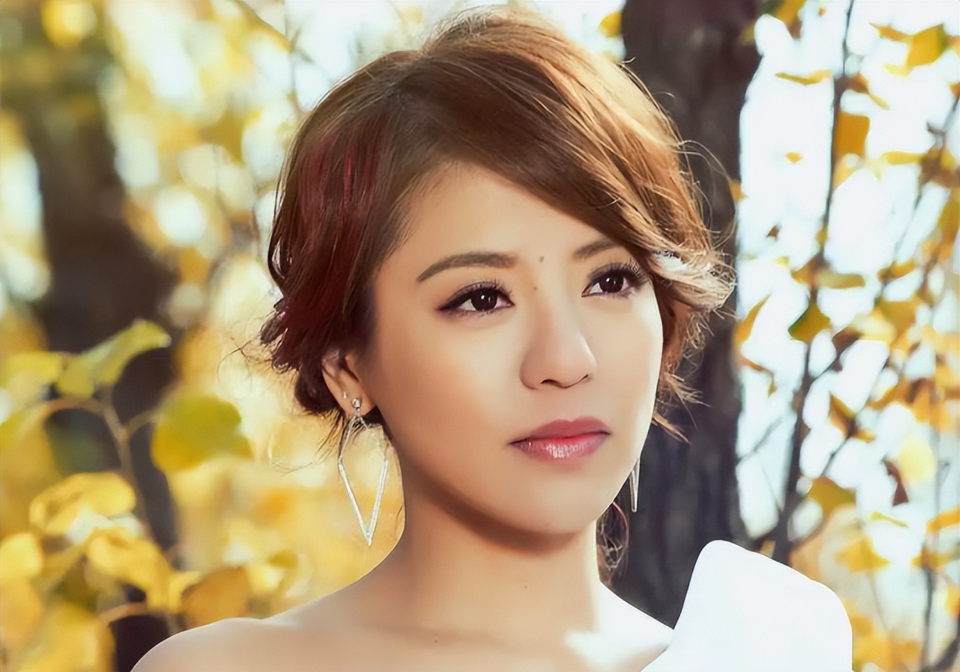 It is revealed that well-known singer Ding Dang is in love with an ...