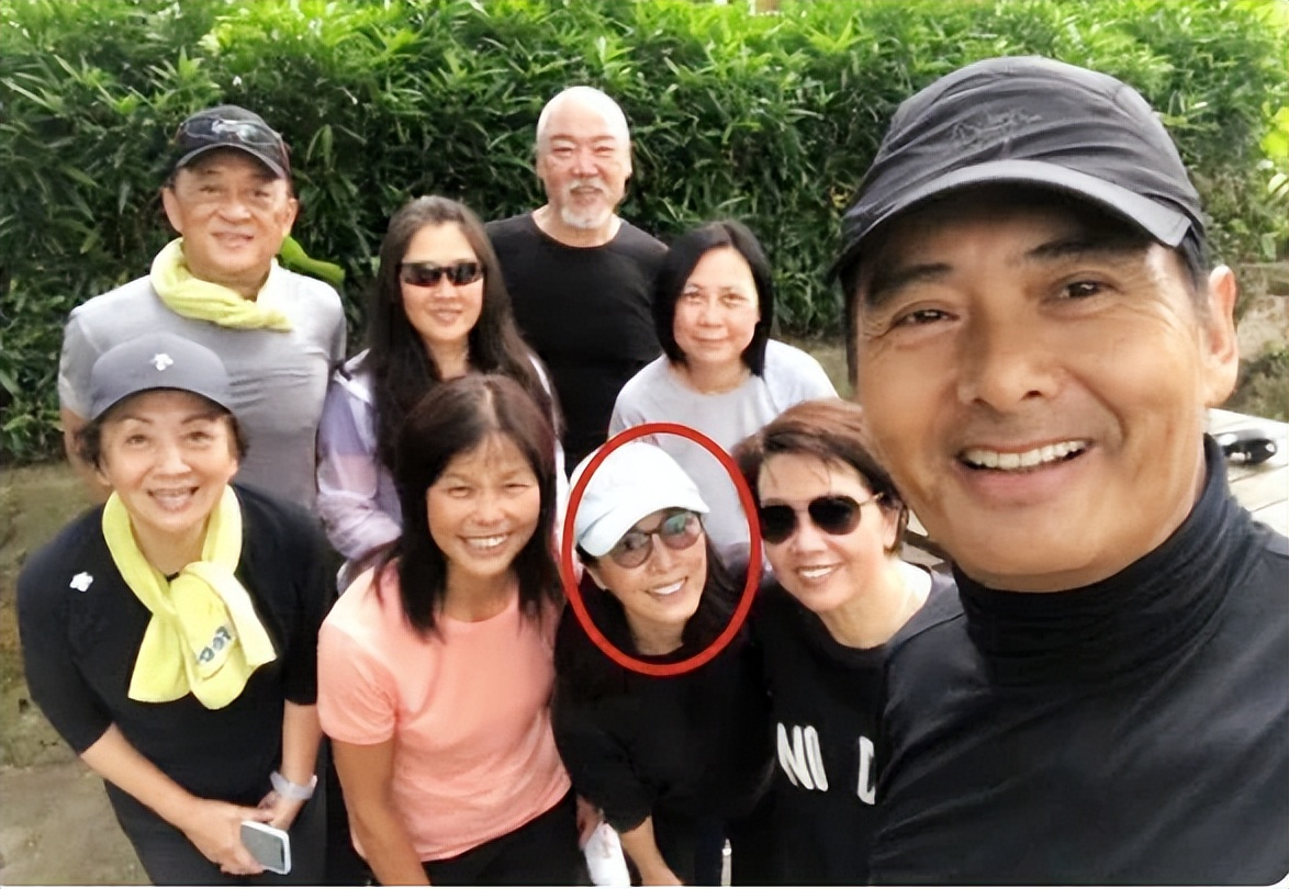 Chow Yun-fat's 67th birthday, Huang Cuiru took a group photo to send ...