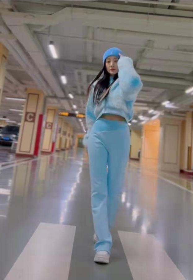 Li Xiaolu wore a naked umbilical outfit and danced in the underground ...