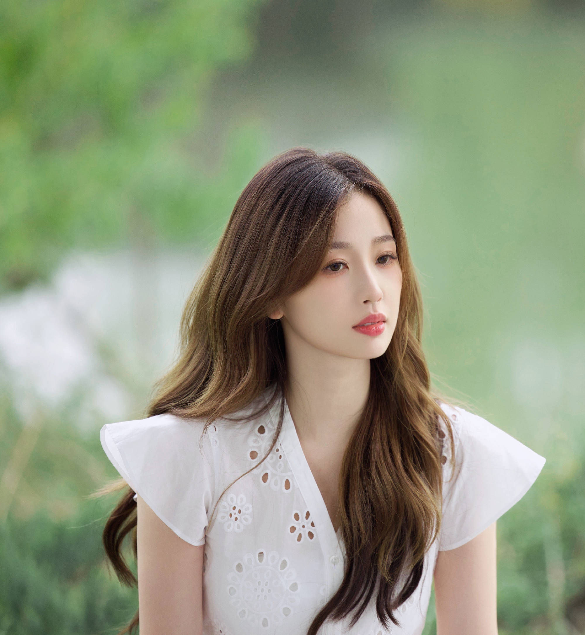 Yu Shuxin wears a floral dress, elegant, gentle, long curly hair ...