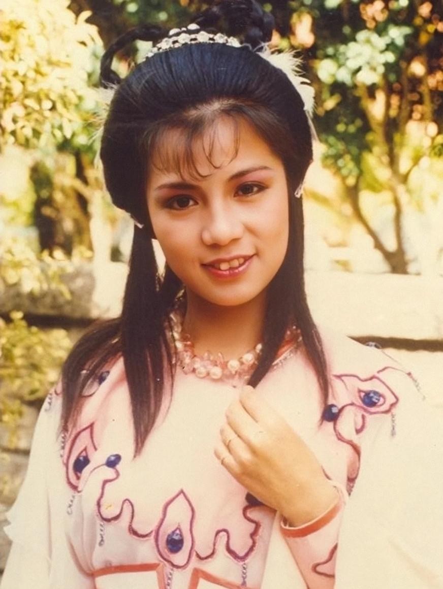 Forever "Huang Rong"!Weng Meiling's dress 40 years ago can still be ...