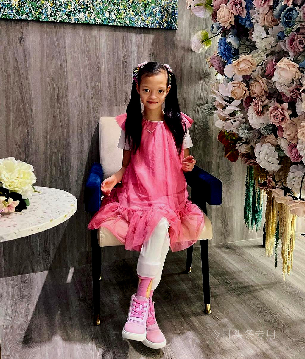 香港女星12歲罕見病女兒極速長高，打扮精緻甜美，月花數萬治療費 - 資訊咖
