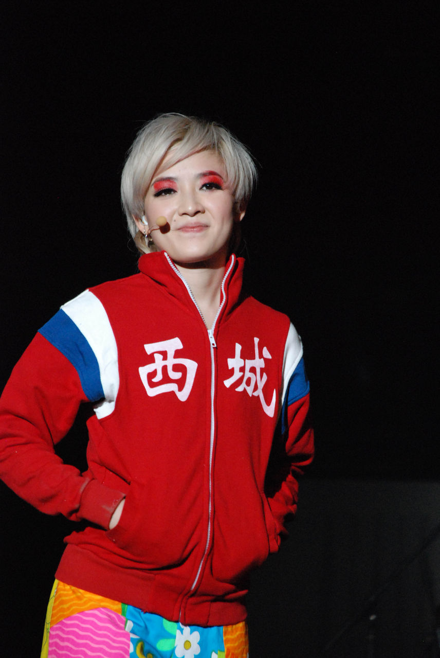 Fan Xiaoxuan: Female singer with two faces, shaved her head and had her ...