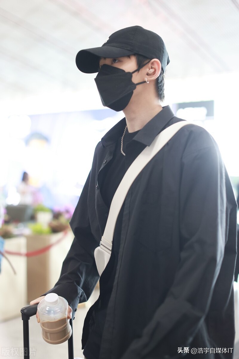 Deng Wei appeared at the Beijing Airport in a fashionable outfit full ...