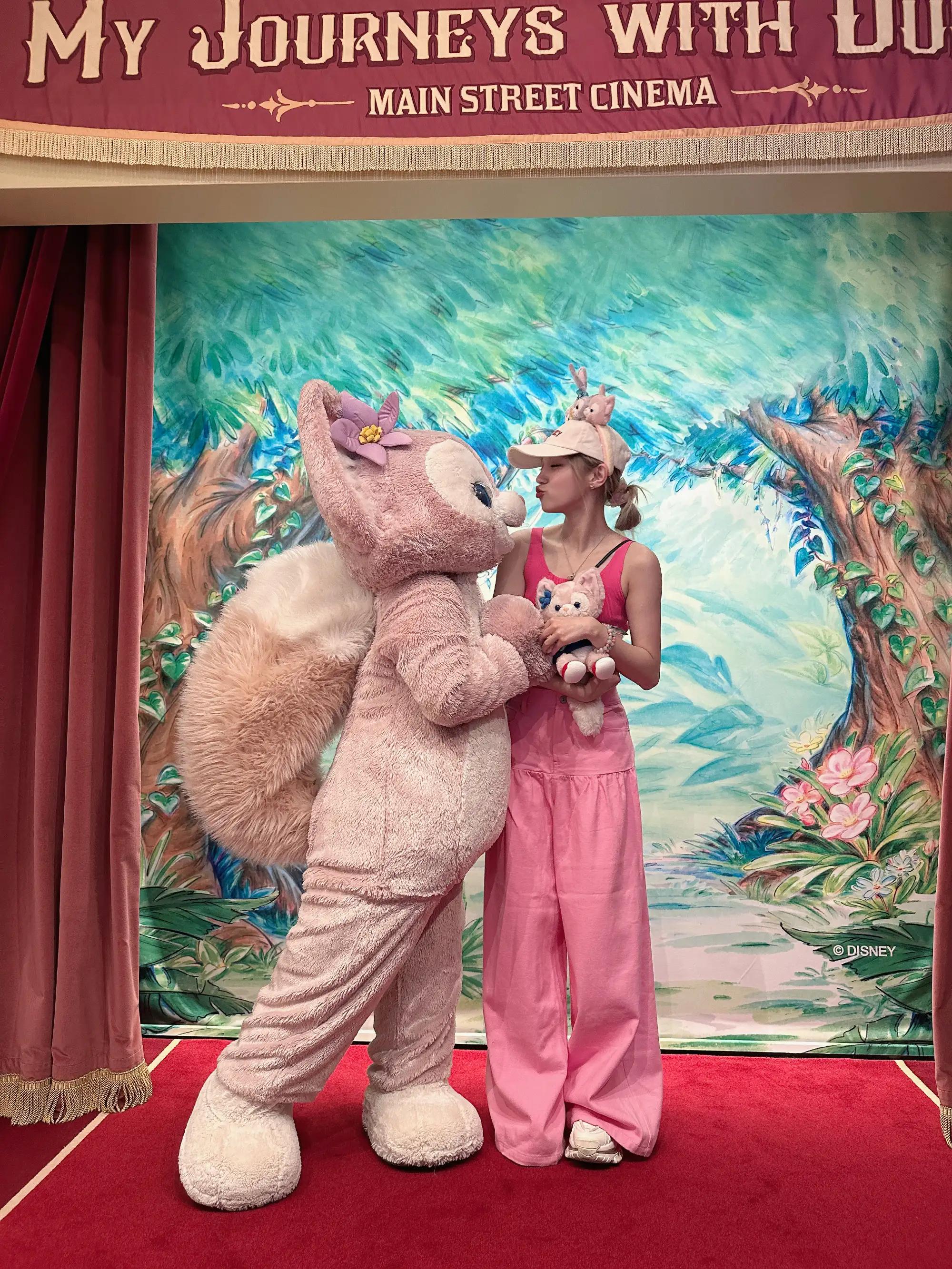 Song Yuqi came to Hong Kong Disneyland, dressed in pink and tender, so ...