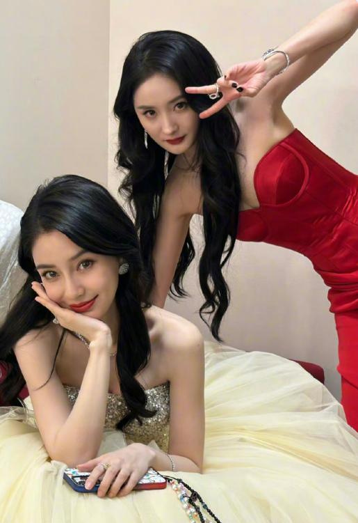 Harper's Bazaar is full of highlights! Li Xiaofeng helped Yang Ying tidy her skirt, Wang Jiaer ...