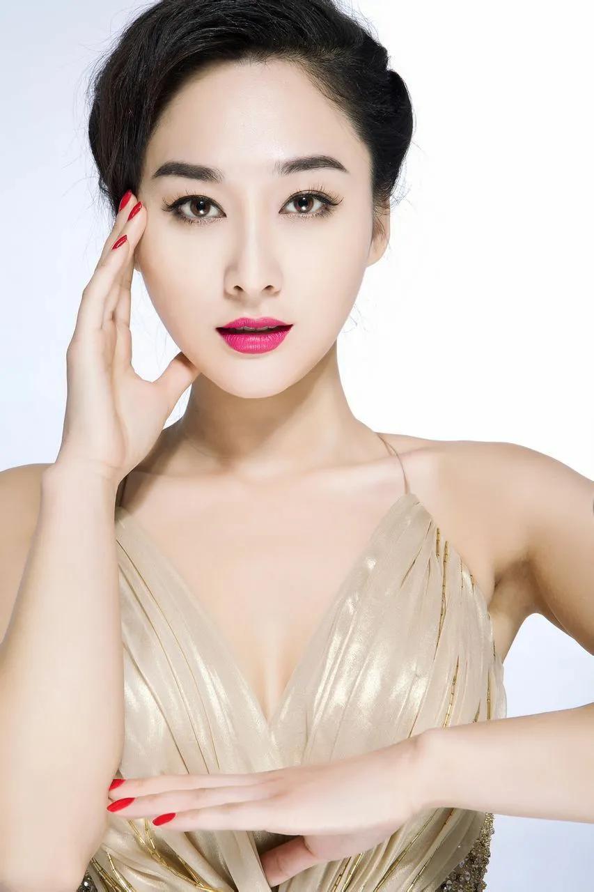 Bai Yu, actress, model - iNEWS