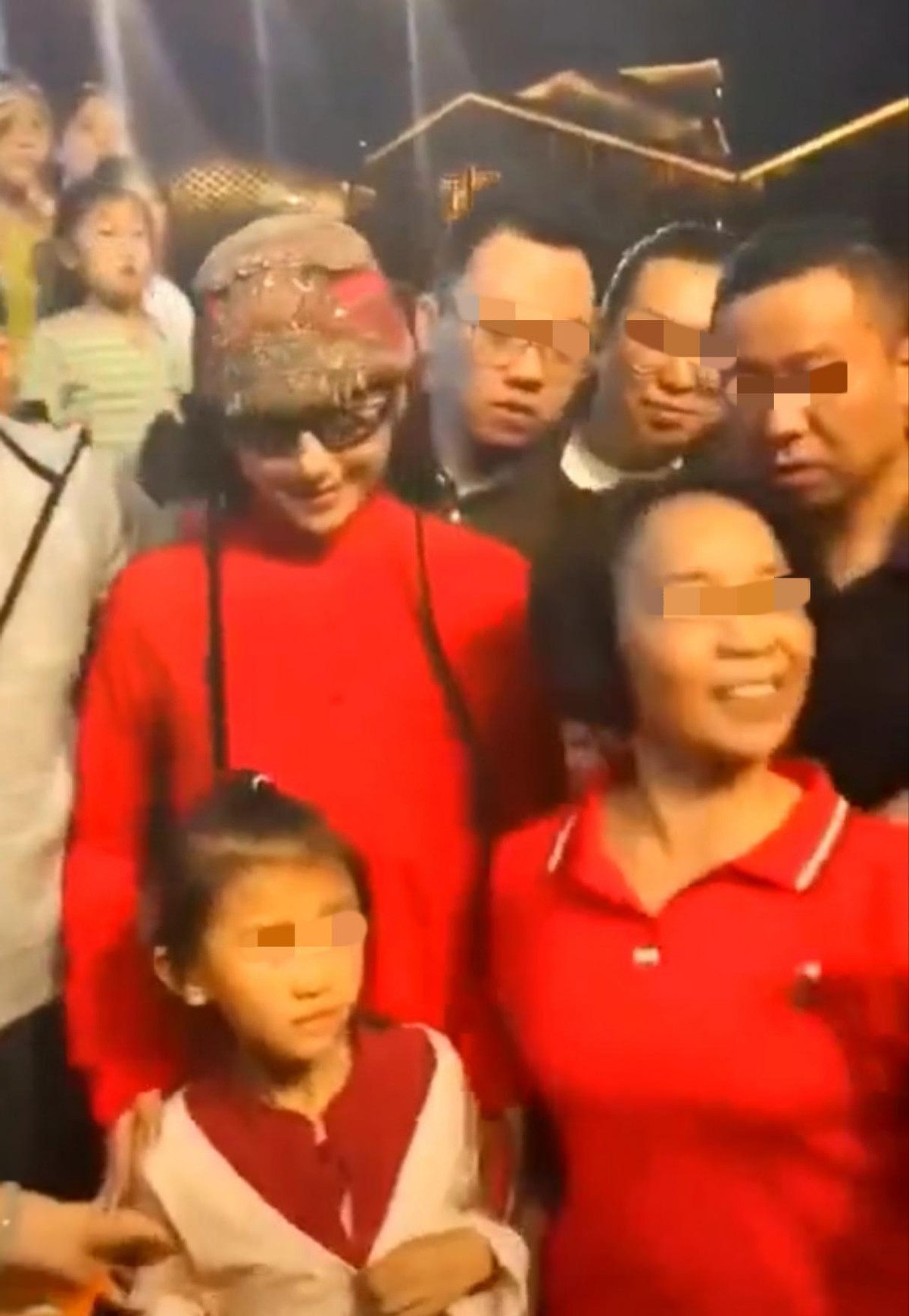 Yang Liping is so popular!Being surrounded by fans and pushing for a ...