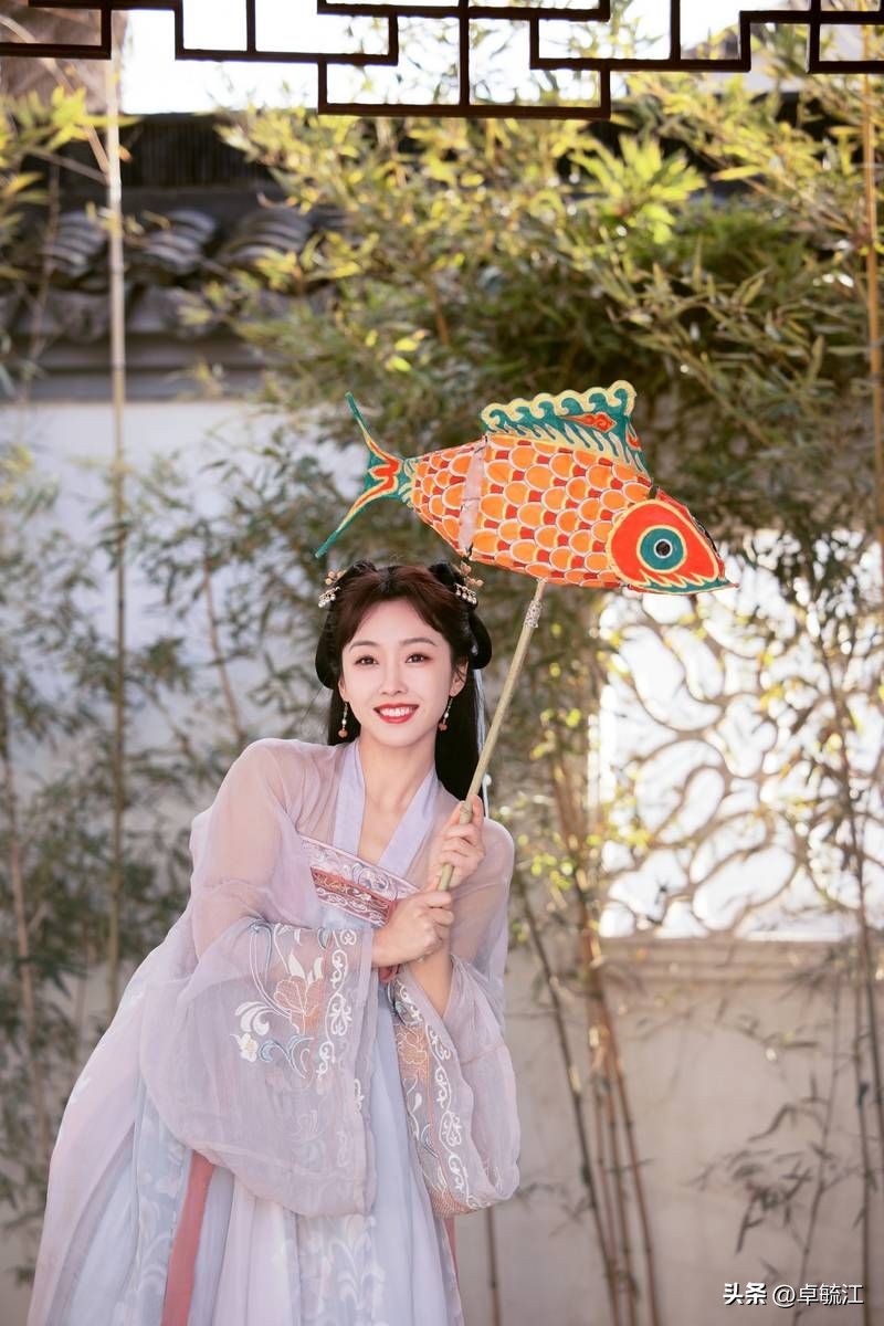 Xuan Lu's costume photos exposed! Fairy-like smile and gentle and ...