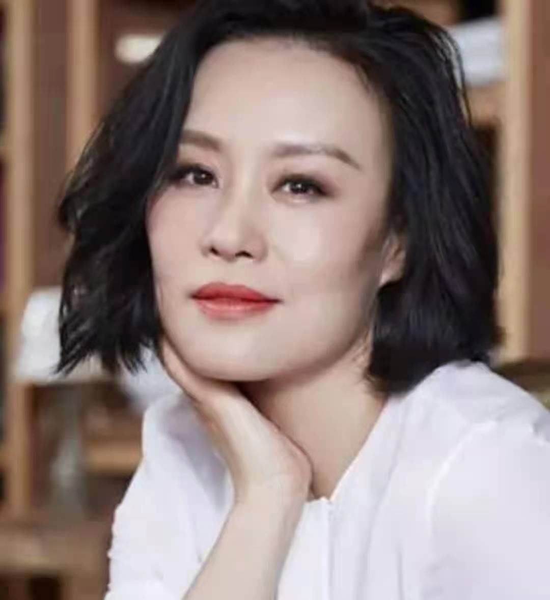 "CCTV's most handsome anchor" Xue Fei, who resigned at his peak and went abroad to set up a ...