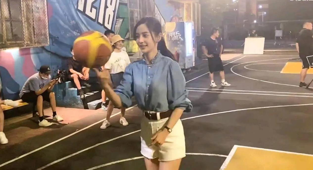 Yang Ying is also a basketball enthusiast, showing off her skills in ...