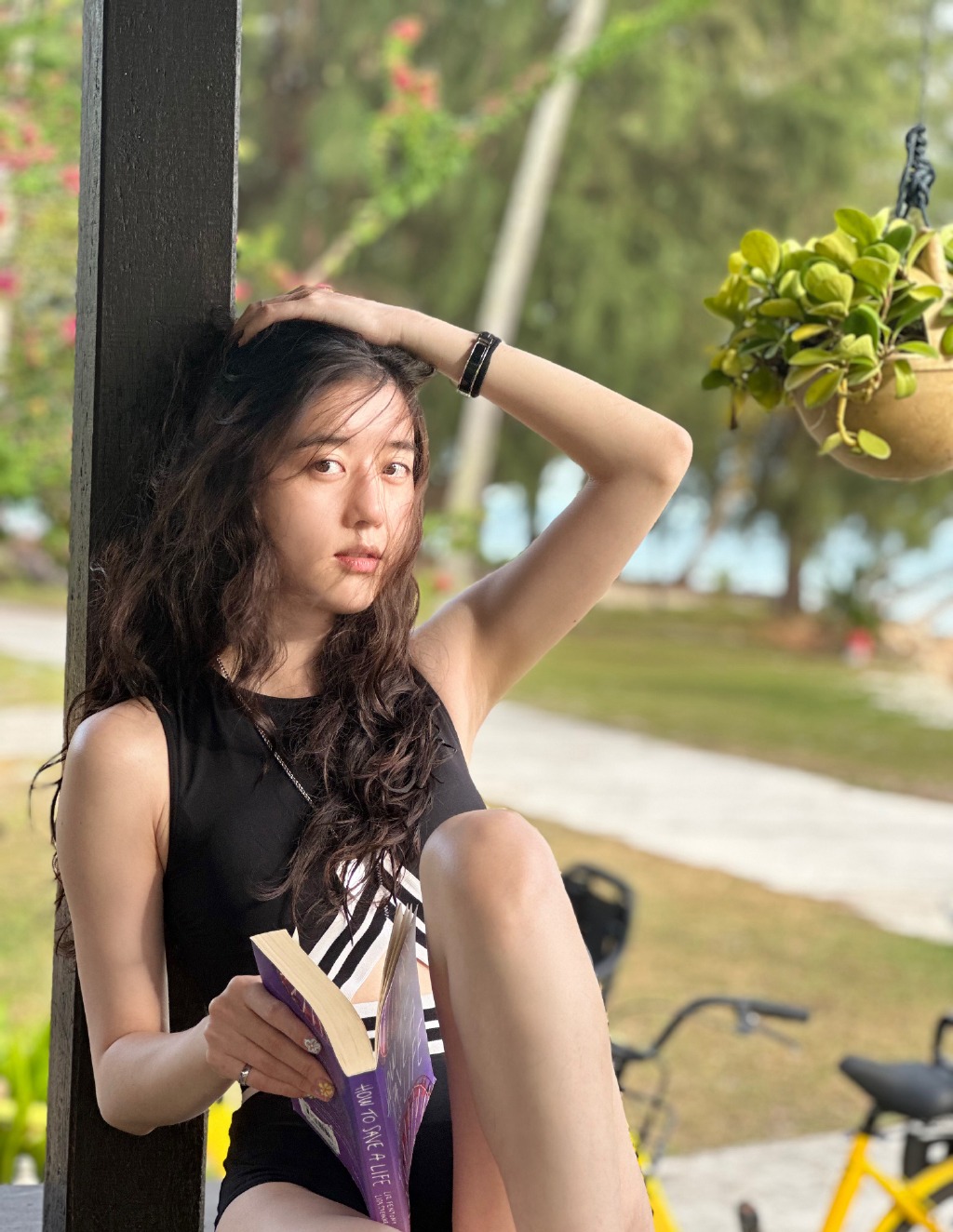 Actress Li Kaixin posted a photo of the beach, wearing a black swimsuit ...