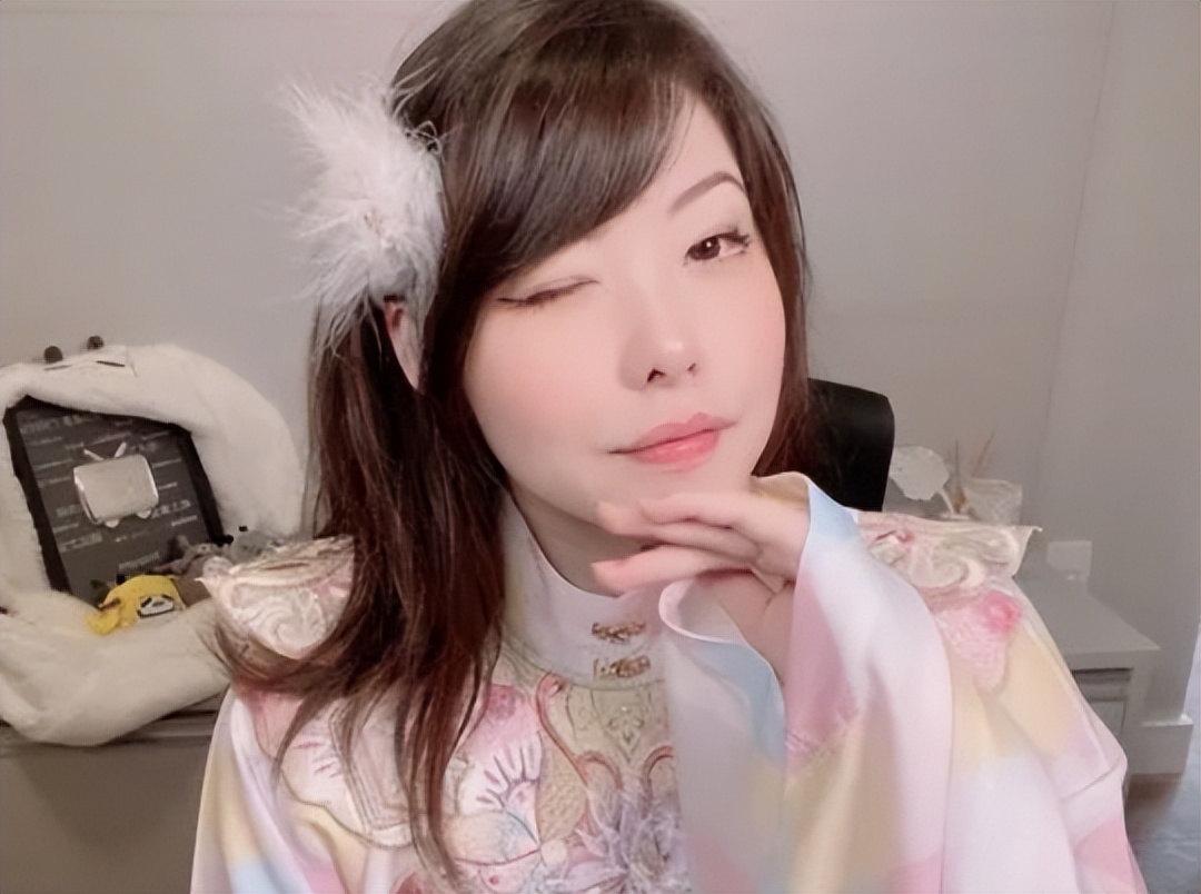 LOL女神mayumi被中國打野拿下，兩人曬親密合照，網友羨慕哭了 - 頭條匯