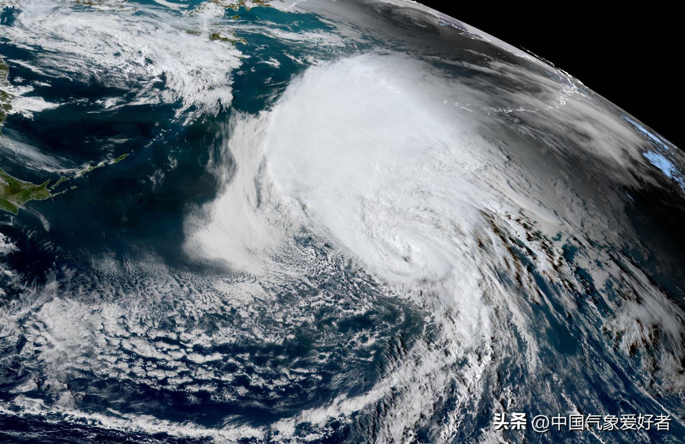 The giant typhoon Nanma has intensified, and the cloud map area exceeds ...
