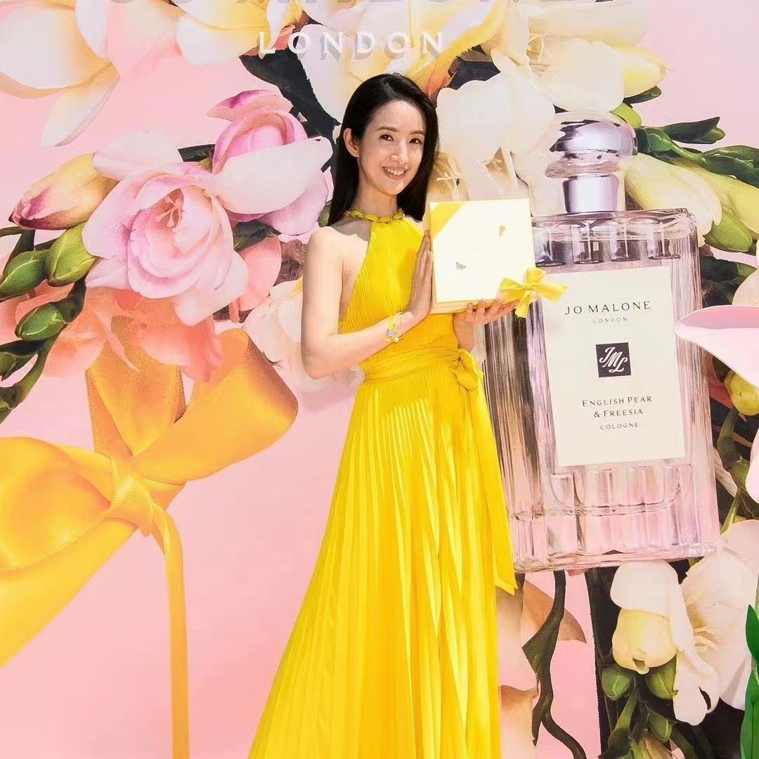 Ariel Lin is getting old too!The loss of collagen exposes the deep eye ...
