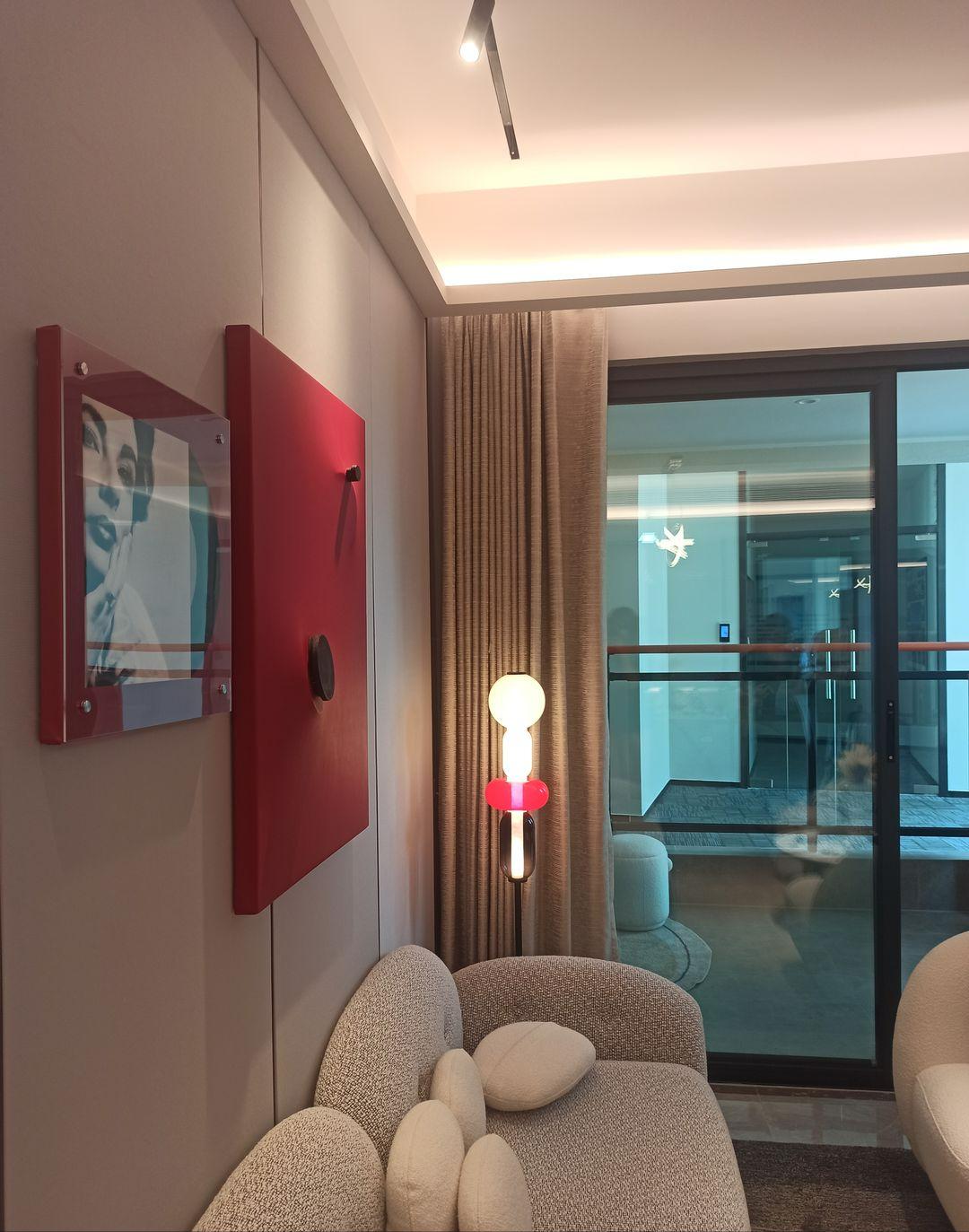 The popular ins style is the way to counterattack rough houses. - iNEWS