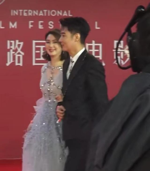 Zhang Danfeng and Hong Xin walked the red carpet, the couple held hands throughout the whole ...