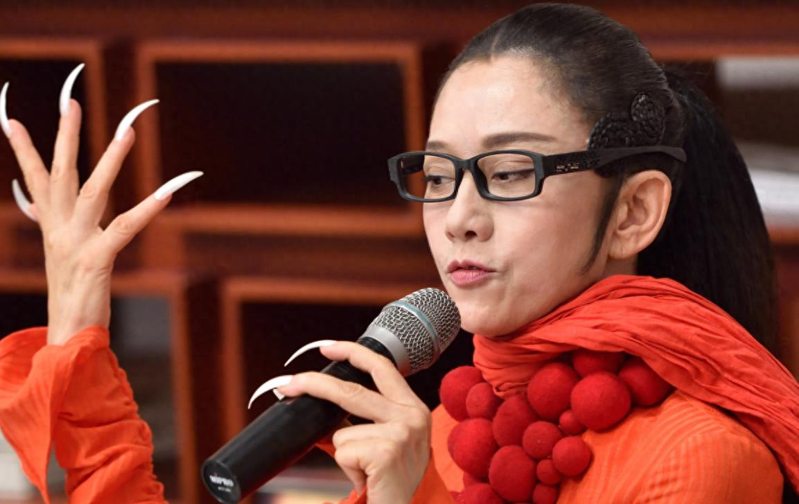 Teeth fell out of shock, Yang Liping danced and performed "Yin and Yang ...