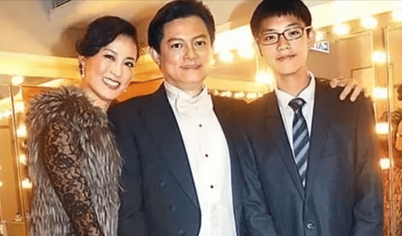 The 65-year-old singer Warren Mok remarried. His new wife is young and ...