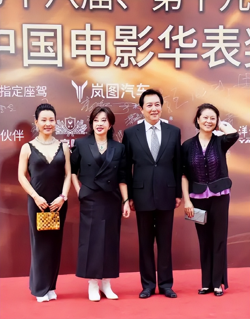 62-year-old Chen Chong is in the same frame as 70-year-old Liu Xiaoqing ...