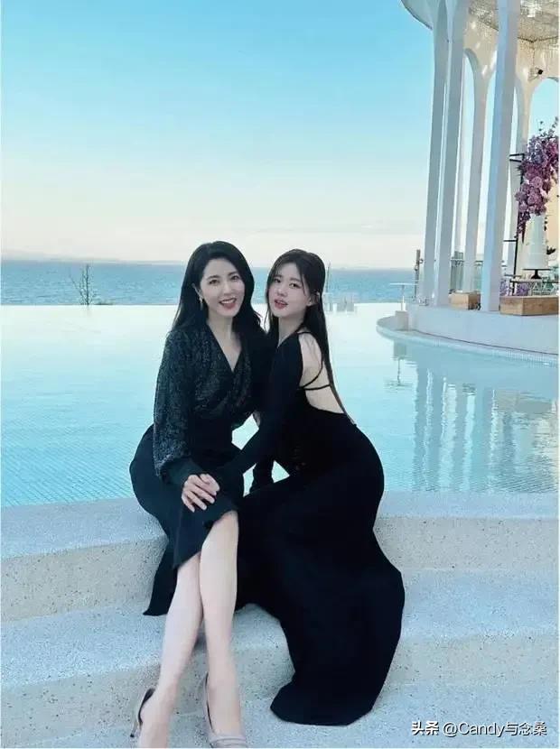 Mother and daughter in the play, sisters outside the play, see the photo of Zeng Li and Zhao ...