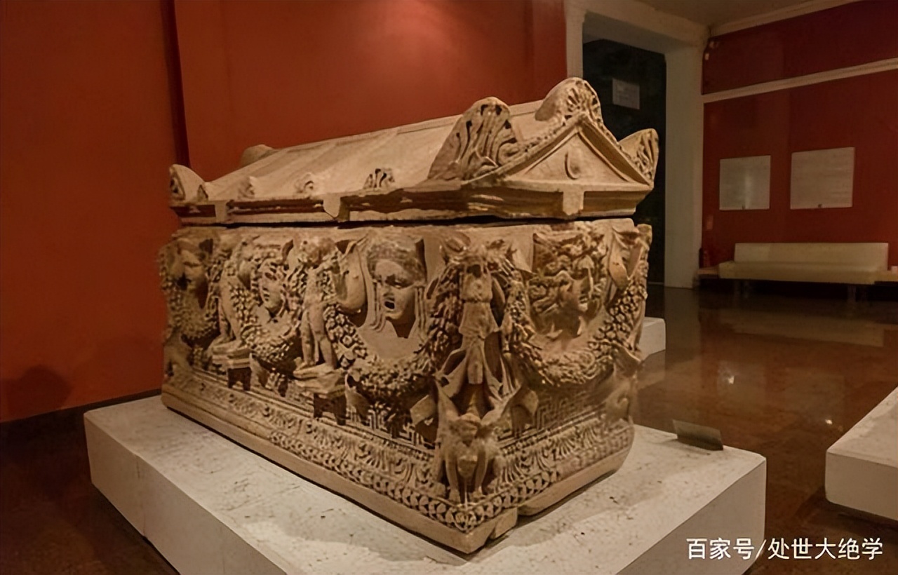 The little girl's coffin was engraved with the curse of "whoever opens ...