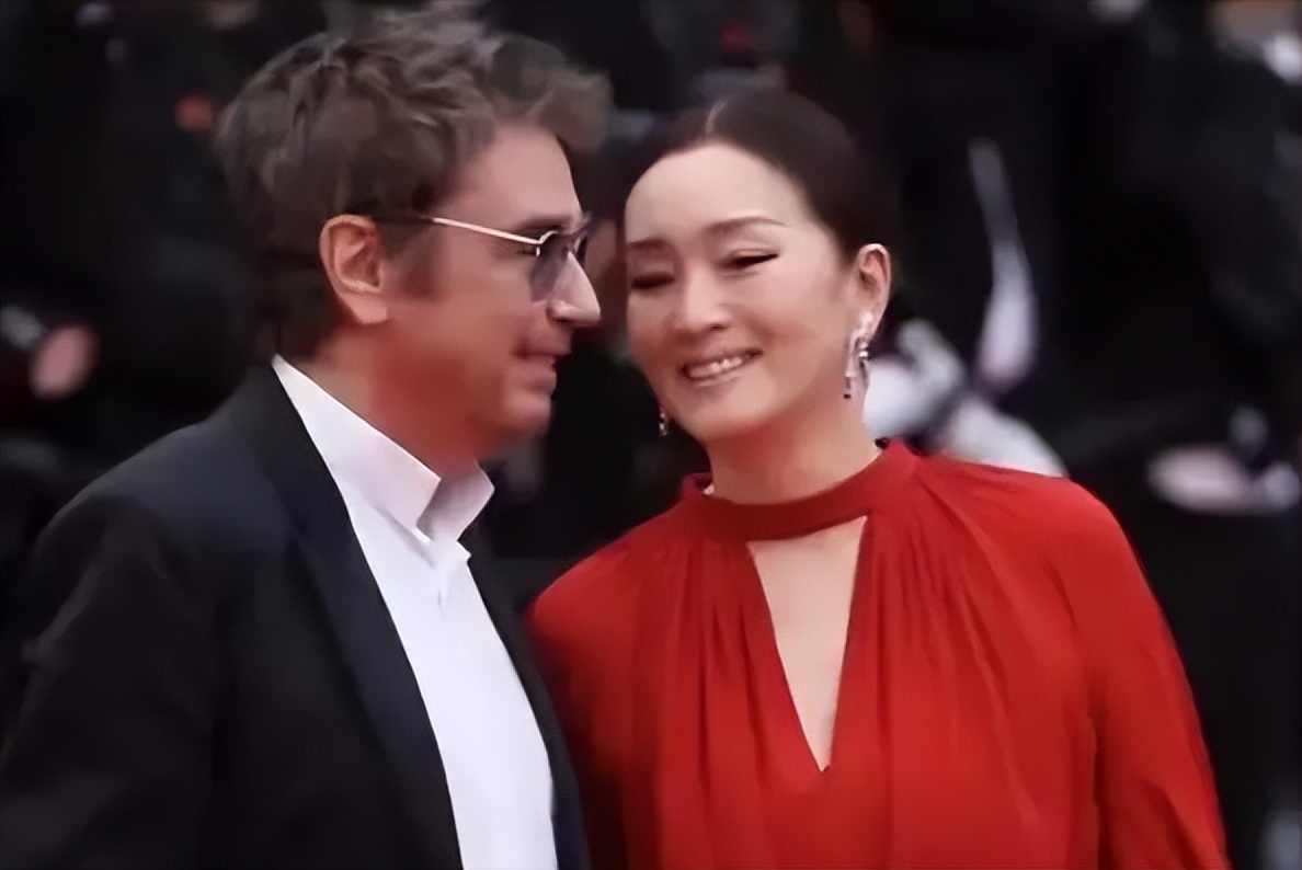 Gong Li and her husband walked the red carpet in Cannes, dressed in a ...