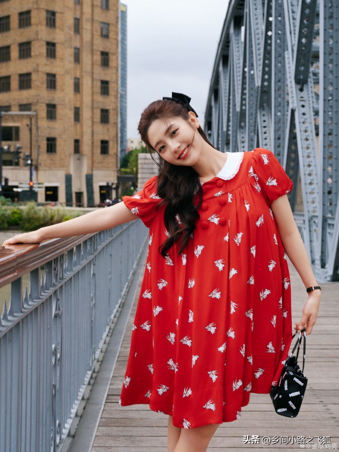 Xing Fei's red puff sleeve skirt is sweet and cute with wavy long hair ...