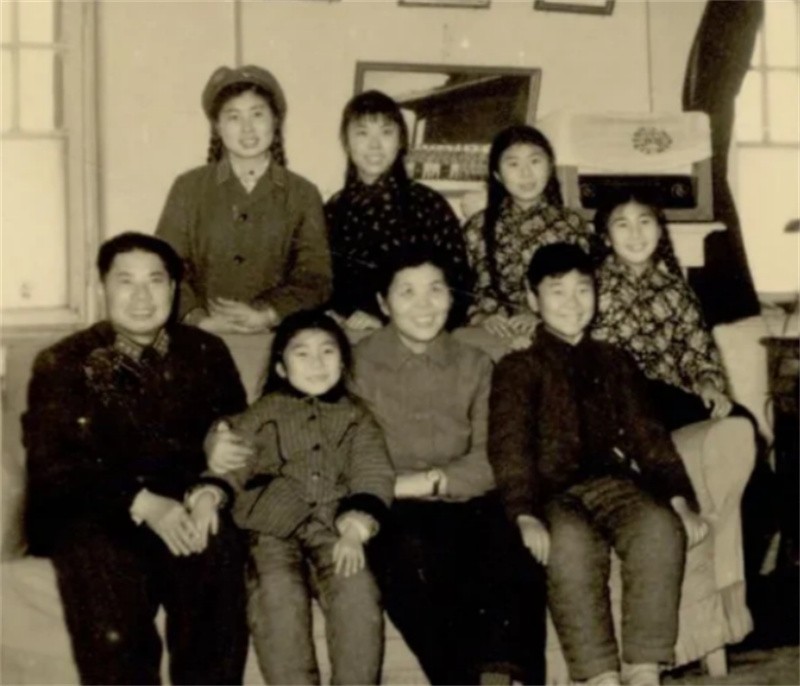 In 1950, Yang Dezhi went home to visit relatives, and his sister was ...