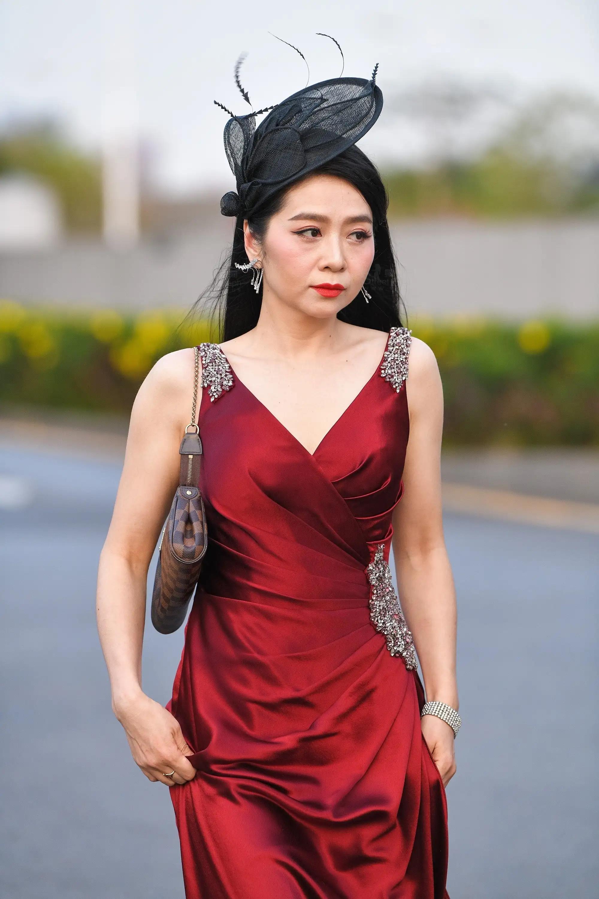 Beautiful woman in red dress with suspenders - iNEWS