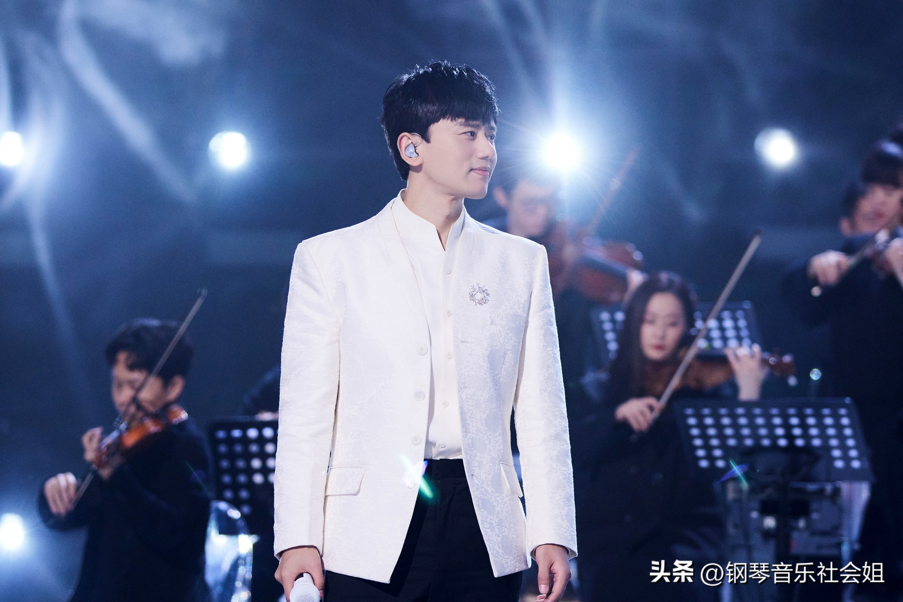 The debut singer's popular new music will start: 5 mentors and 5 ...