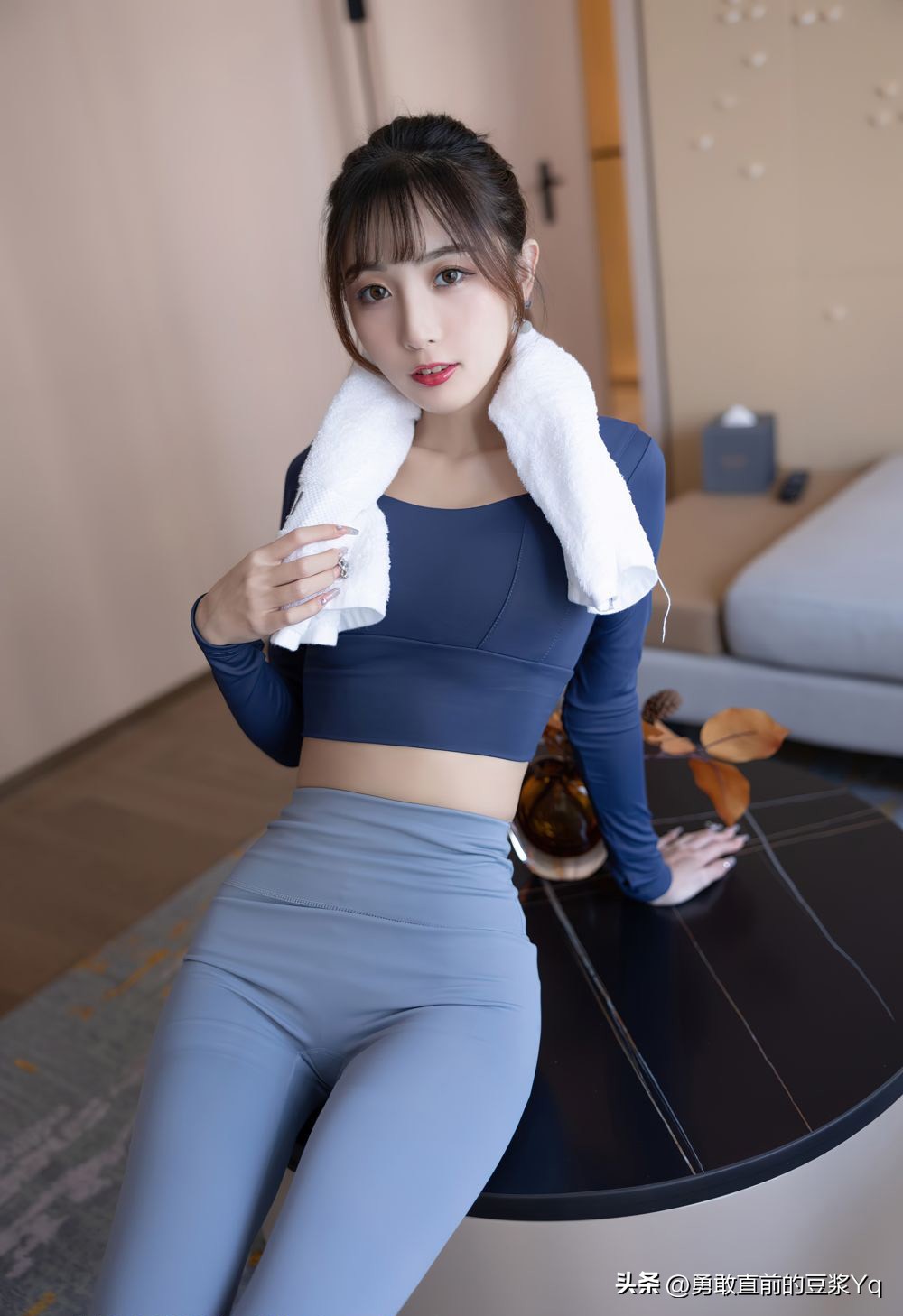 Lin Xinglan's sports photo of the goddess, blue top and dark sports ...