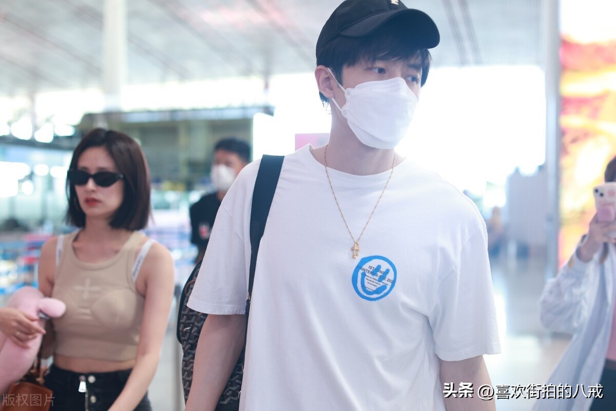 Fu Xinbo and Yinger's good-looking couple appeared at Beijing Airport very seductively - iMedia